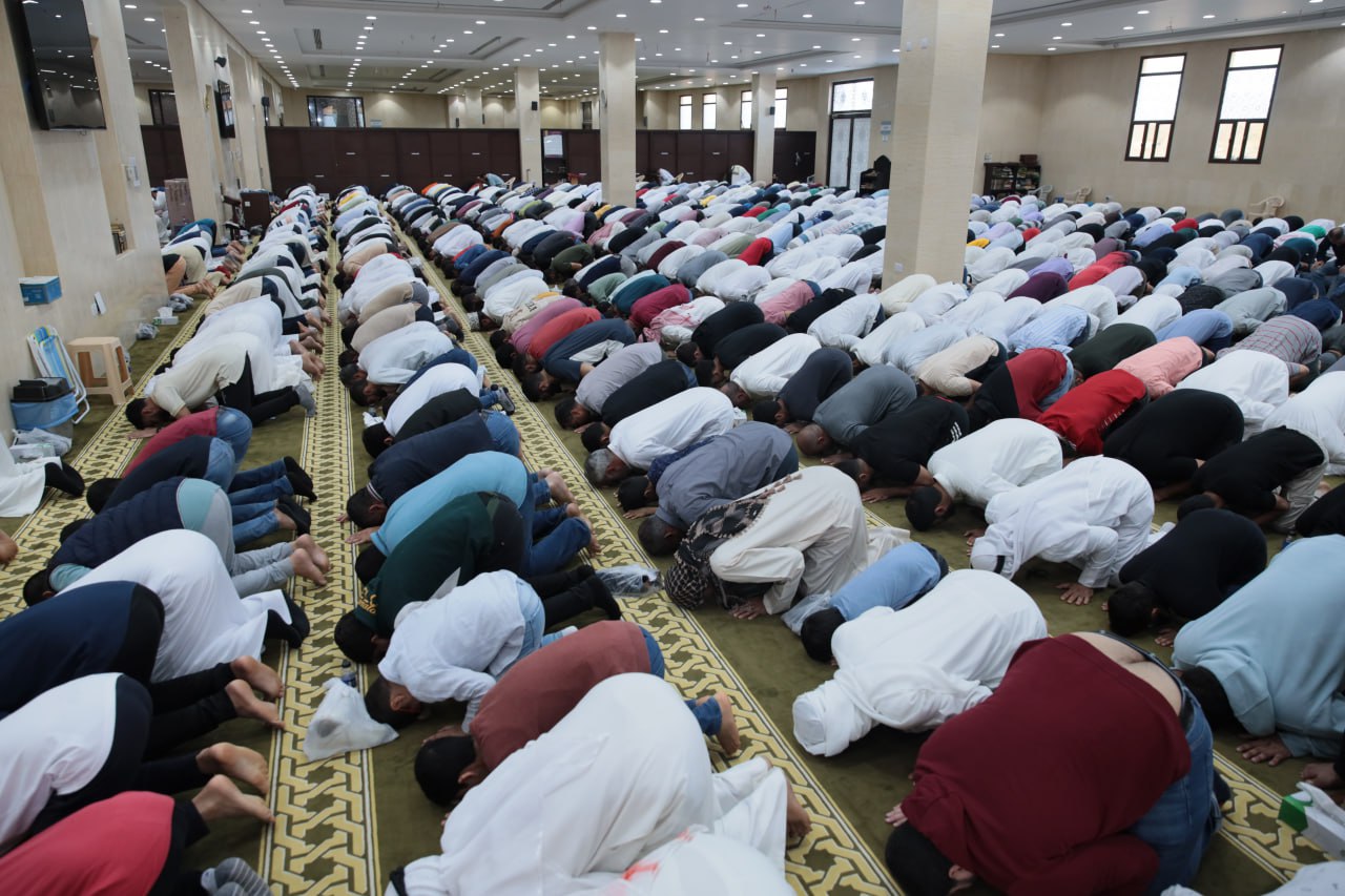 ABNA English - Photos: Thousands preform Friday Prayer at Imam Al-Sadiq ...