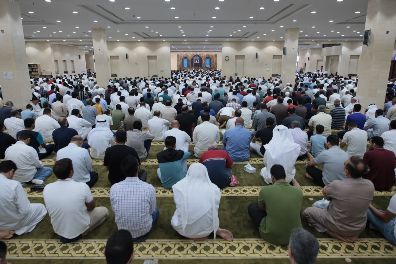 ABNA English - Photos: Thousands preform Friday Prayer at Imam Al-Sadiq ...