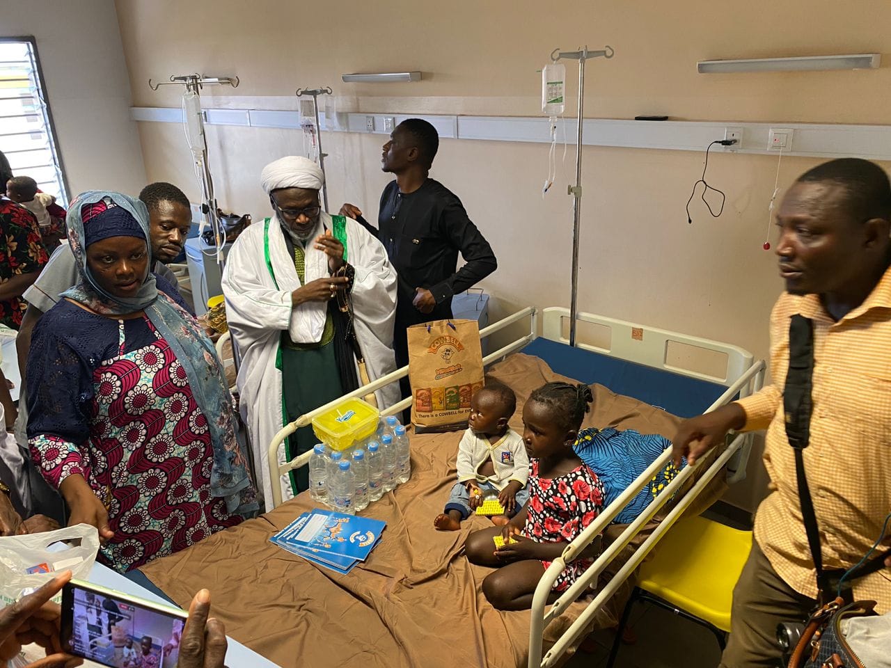 ABNA English - Photos: Helping needy people in the name of Imam Hussain ...