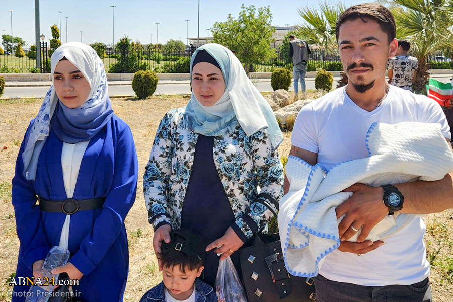 ABNA English - Photos: Group of Syrian citizens welcome Ayatollah Raisi ...