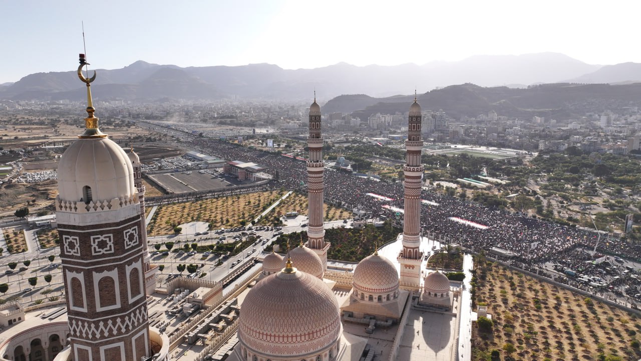ابنا - Photos: Yemeni human flood in Sana'a under slogan "We are ...
