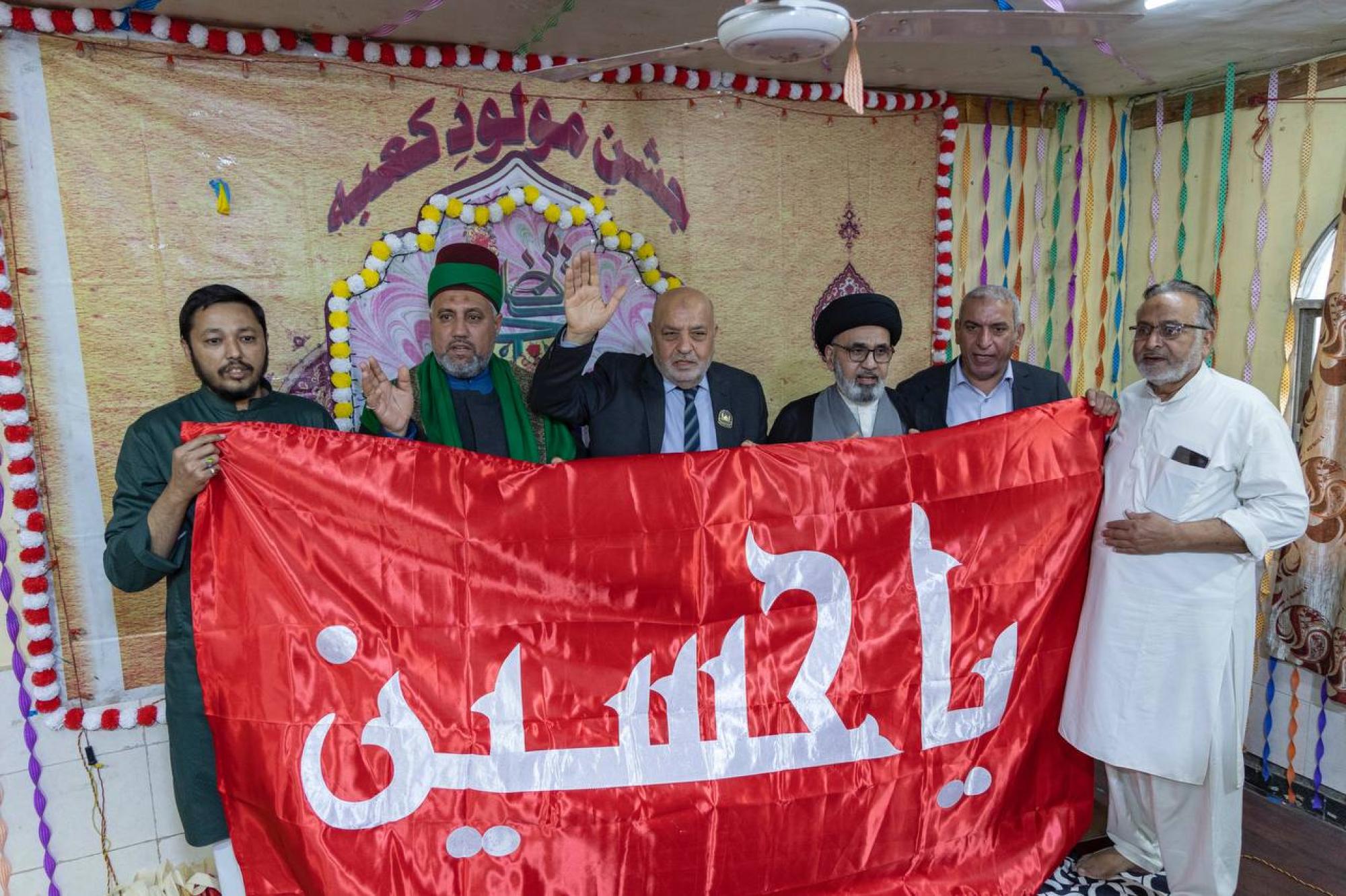 Delegation of holy shrines of Iraq honors students of Hawza of Imam ...
