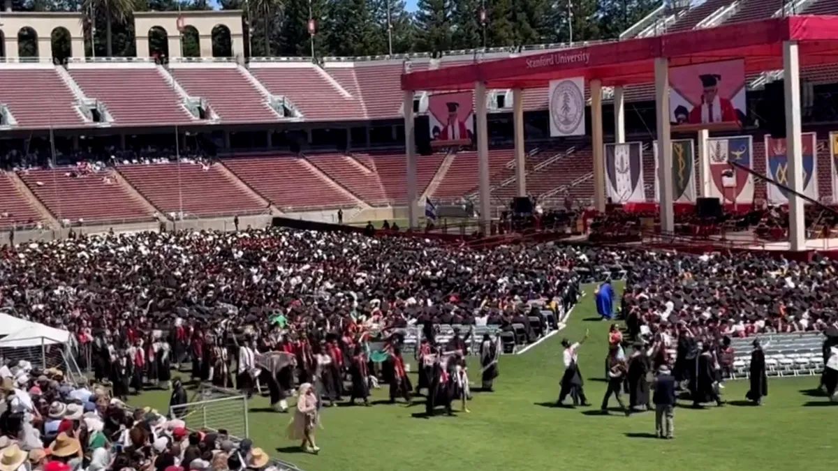 Pro-Palestine students walk out of Stanford University ceremony - ABNA English